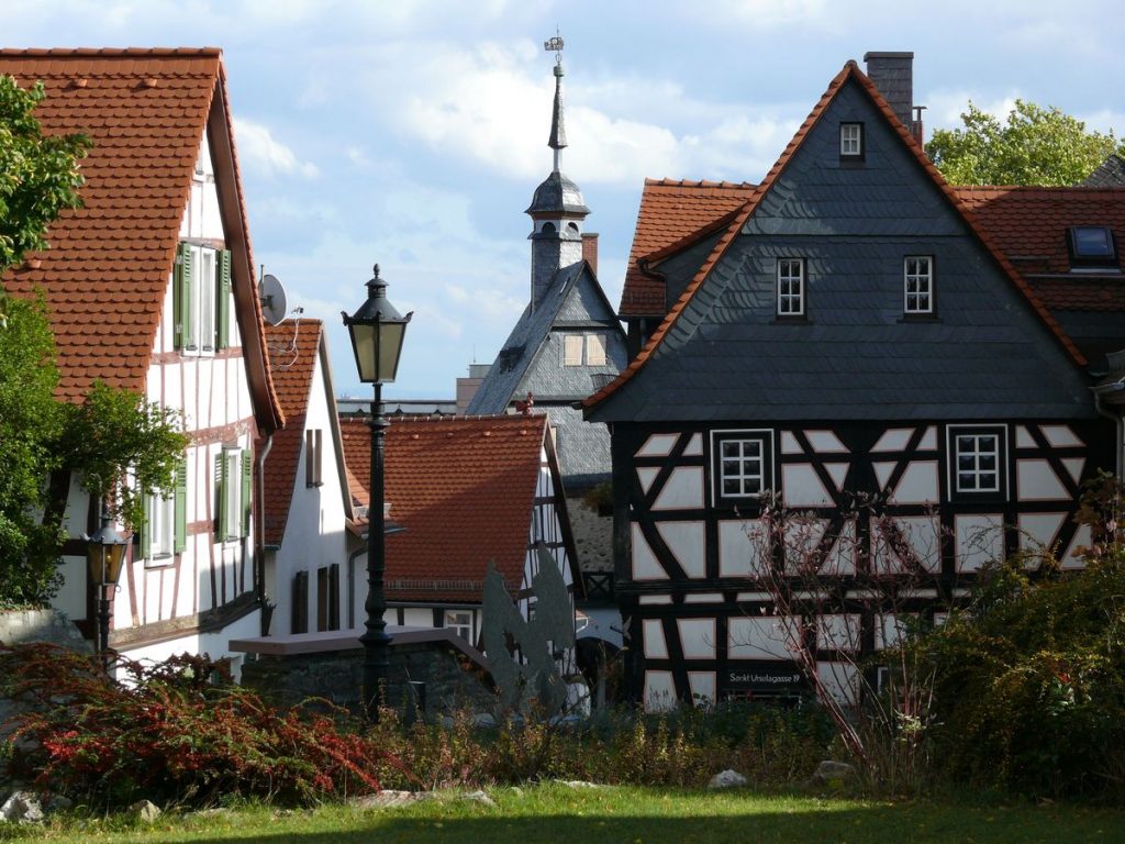In und um St. Ursula in Oberursel - Wandern im Taunus